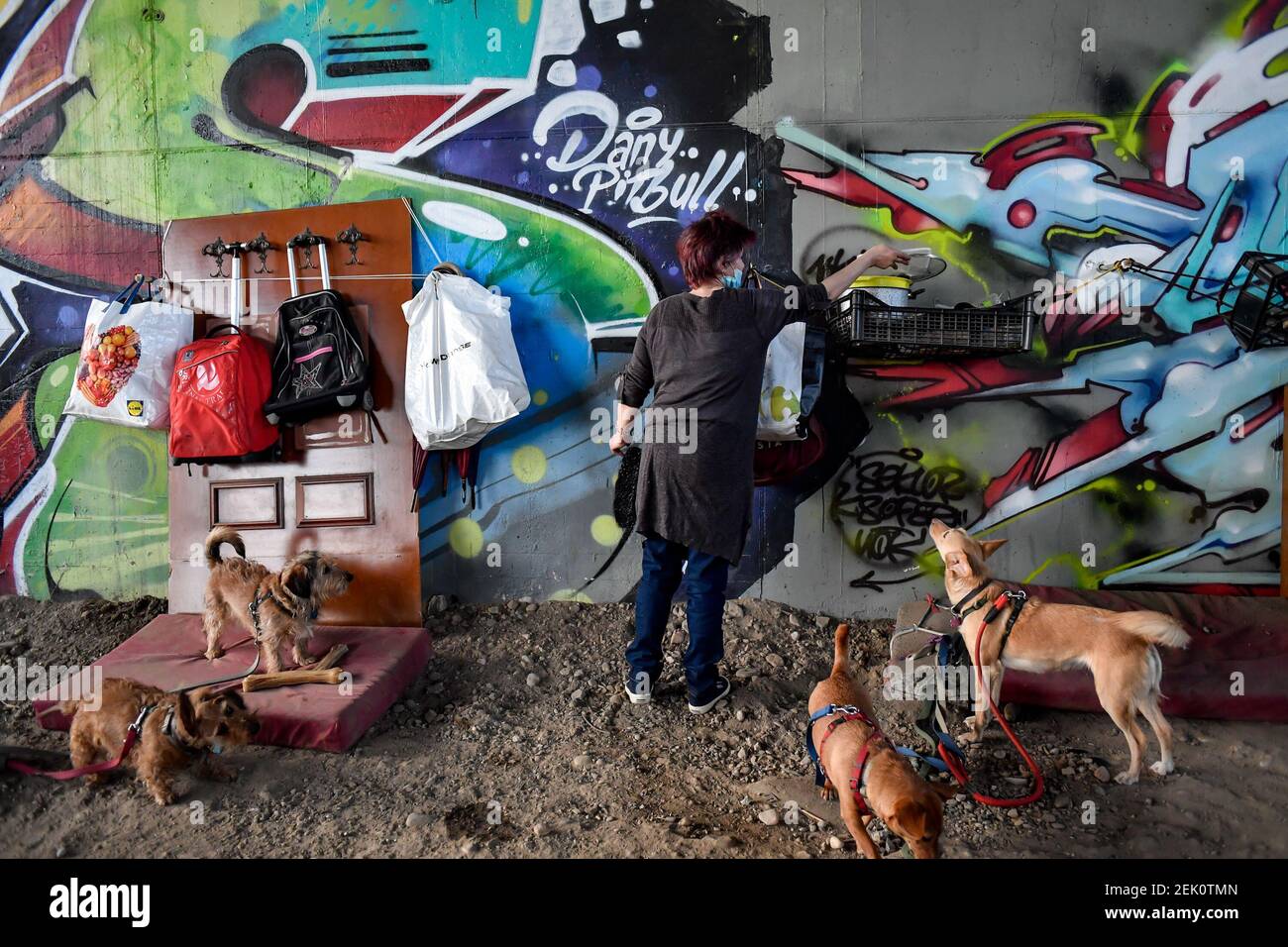 24 avril 2020 Milano (Italie) Elena, avec sa fille Erika et sa cousine ...