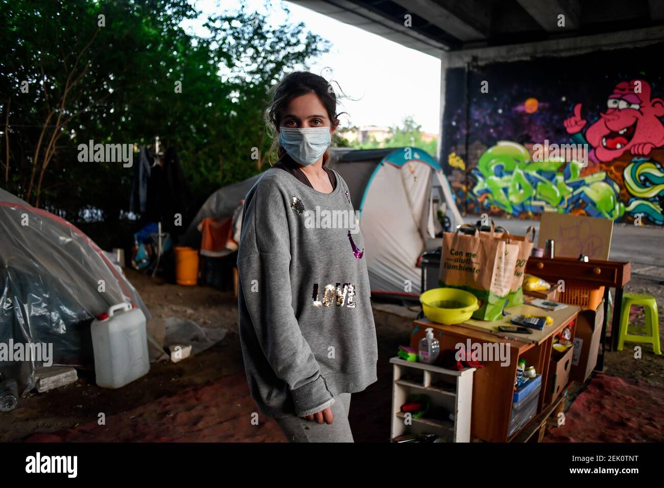 24 avril 2020 Milano (Italie) Elena, avec sa fille Erika et sa cousine ...