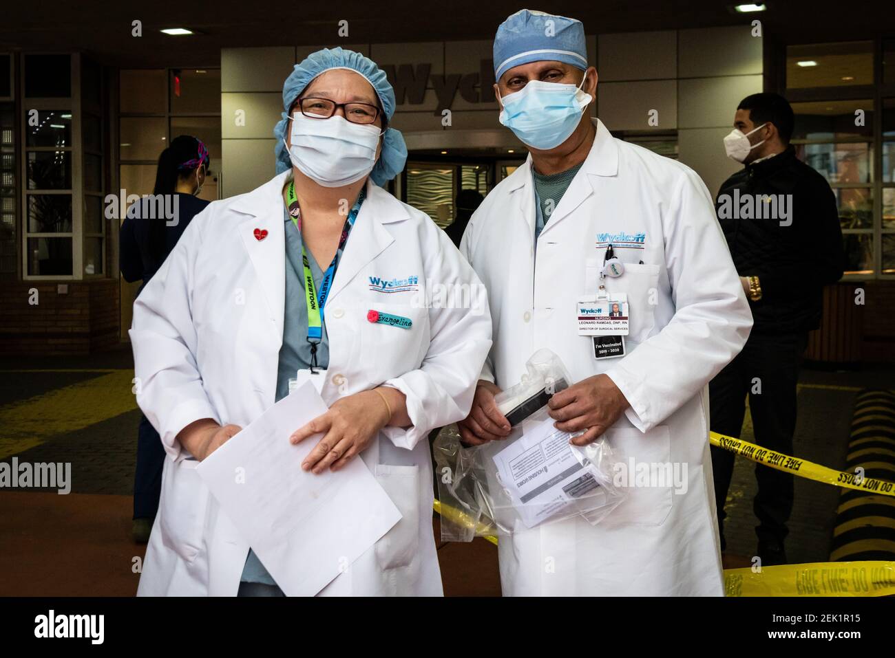 Deux professionnels de la santé du centre médical Wyckoff Heights avec ...