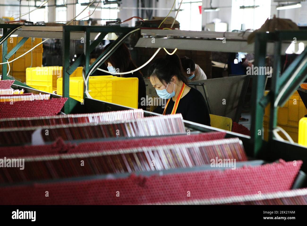 Les travailleurs sont occupés à produire un crayon de Chung Hwa, une ...