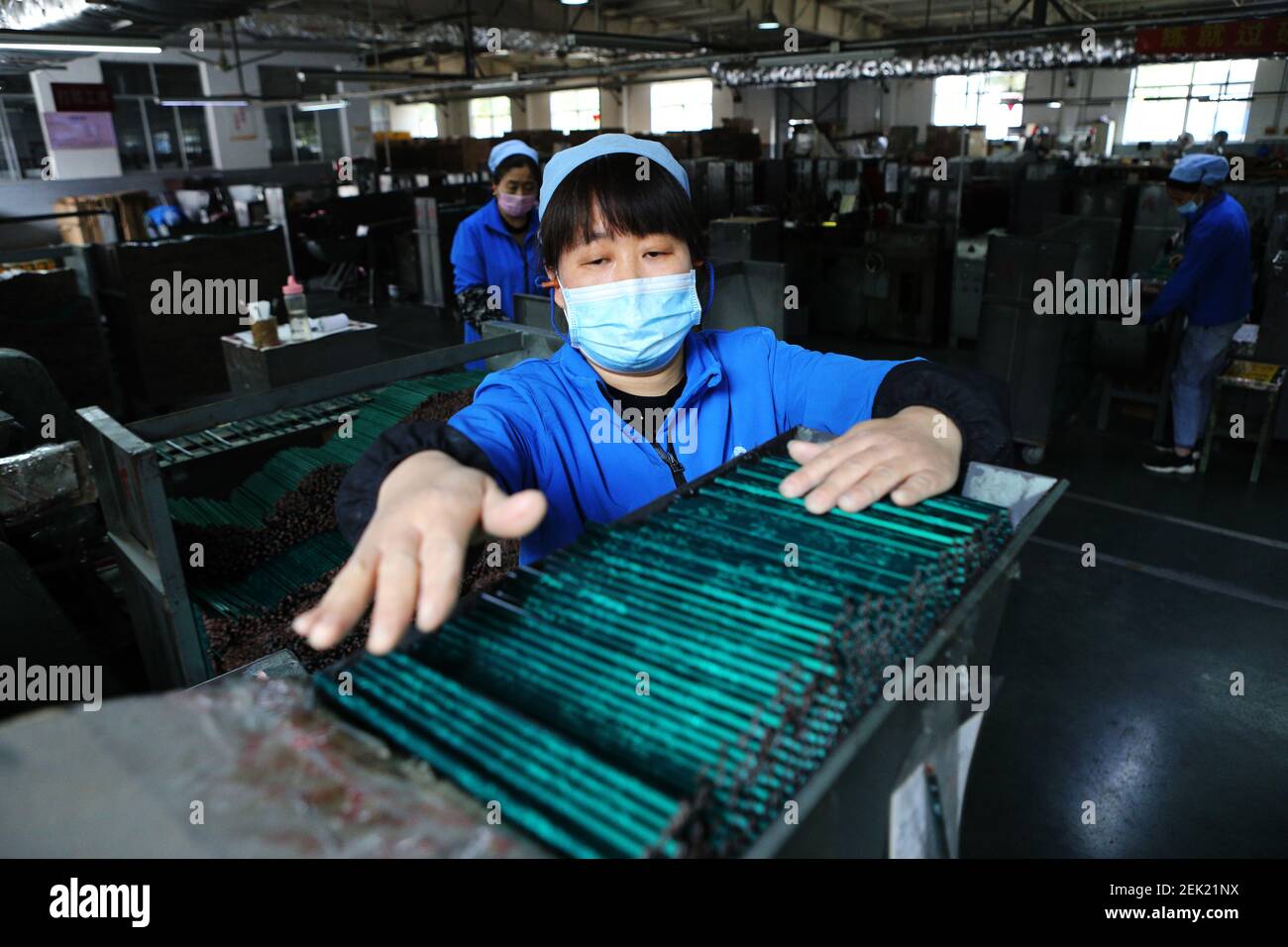 Les travailleurs sont occupés à produire un crayon de Chung Hwa, une ...