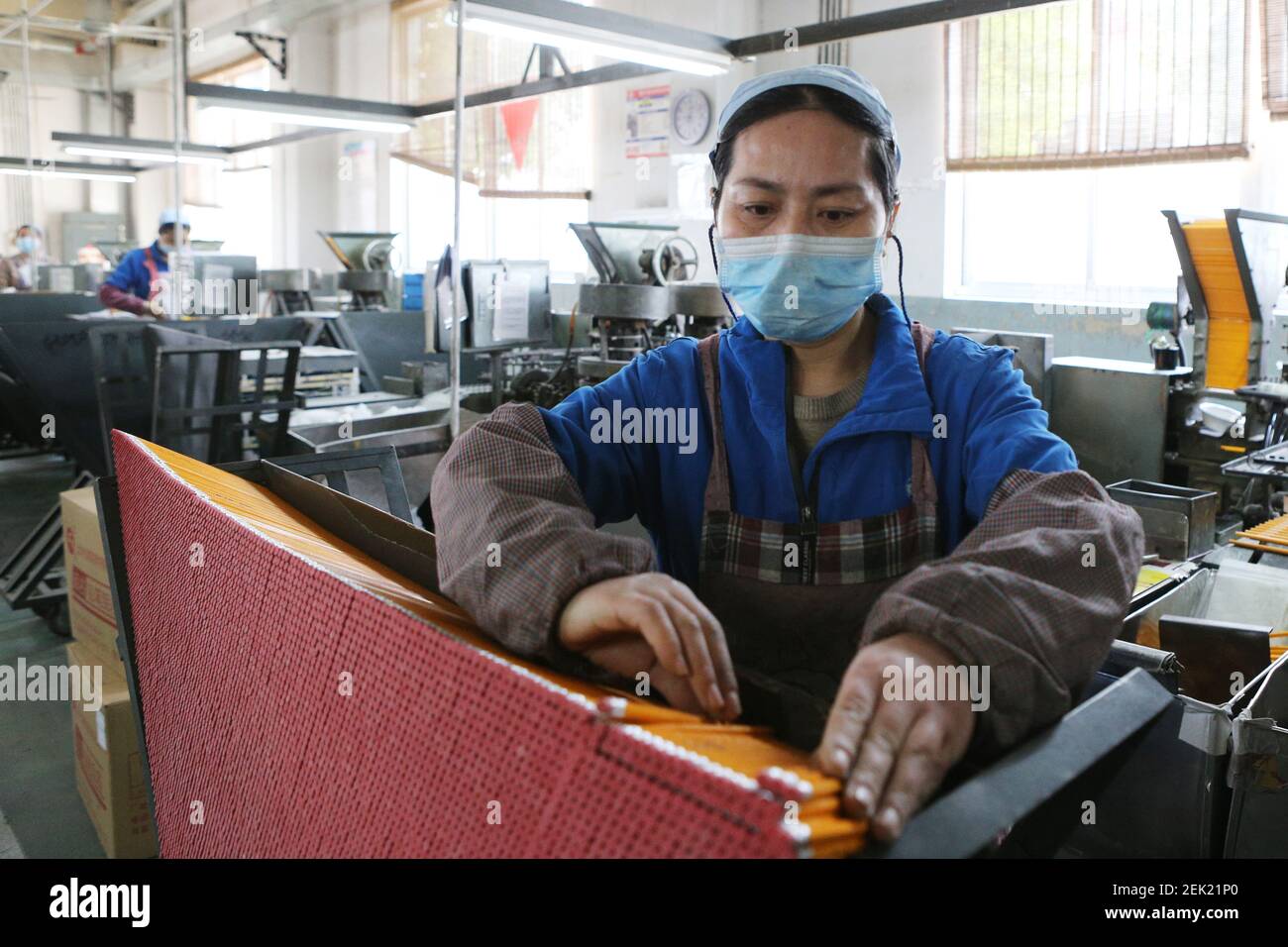 Les travailleurs sont occupés à produire un crayon de Chung Hwa, une ...