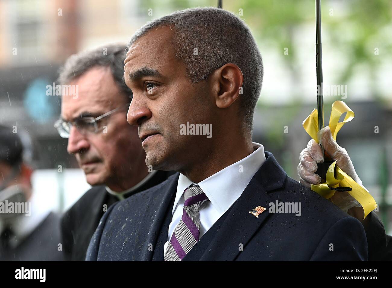 Flanqué de Monseigneur Joseph Calise (l) le directeur funéraire Omar ...
