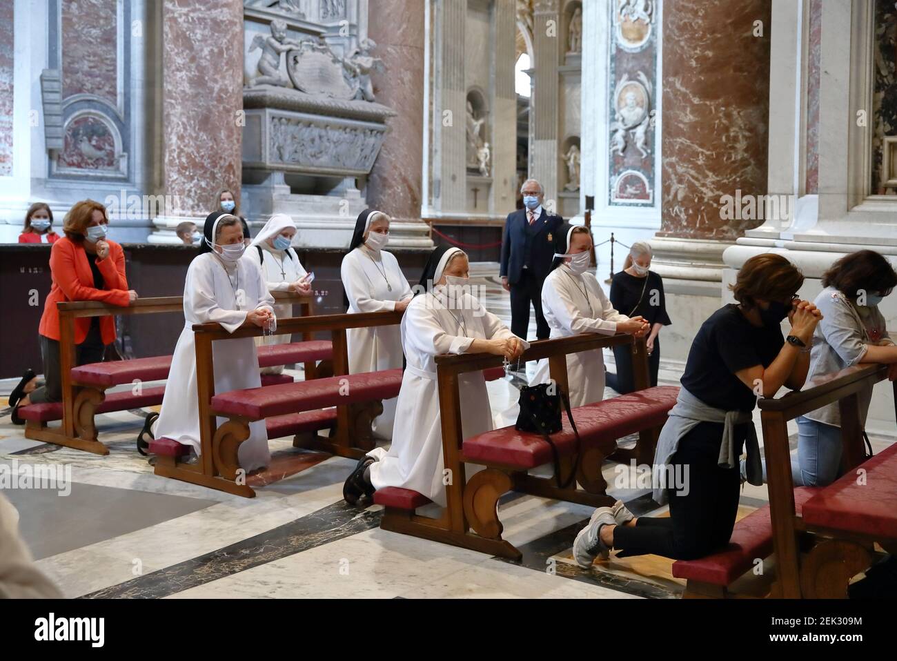 à genoux priere nonne Banque de photographies et d’images à haute ...
