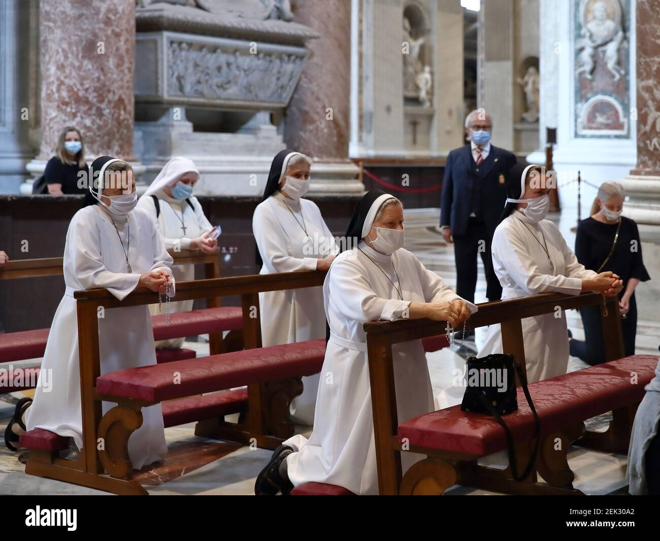 à genoux priere nonne Banque de photographies et d’images à haute ...