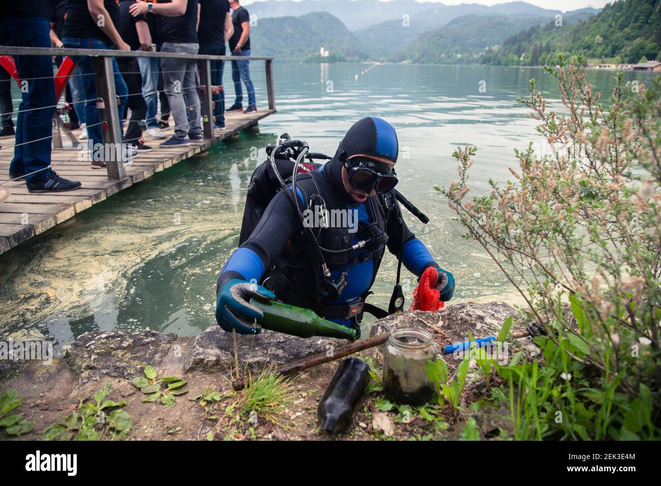 Un plongeur de plongée élimine les déchets ramassés au fond du lac ...
