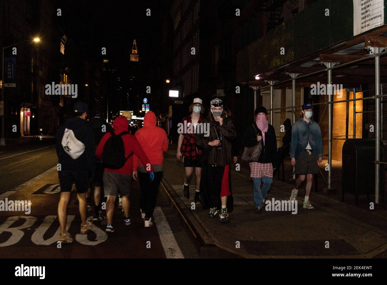 Un groupe de jeunes se promènent dans les rues de Soho à New York le ...