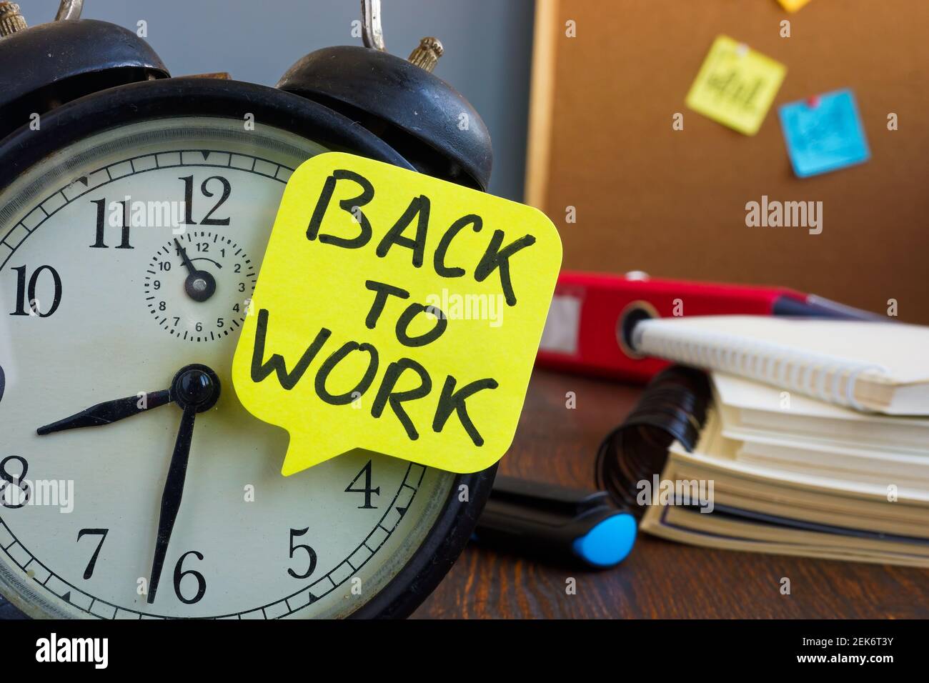 Concept de retour au travail. Radio-réveil au bureau Photo Stock - Alamy
