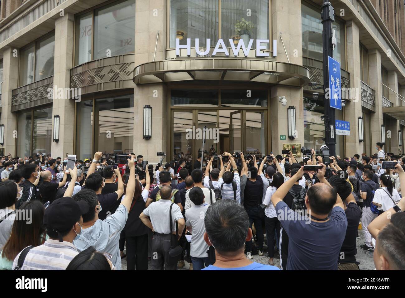Huawei technologies ouvre un immense magasin phare de 5000 mètres carrés sur Nanjing Road, un ...