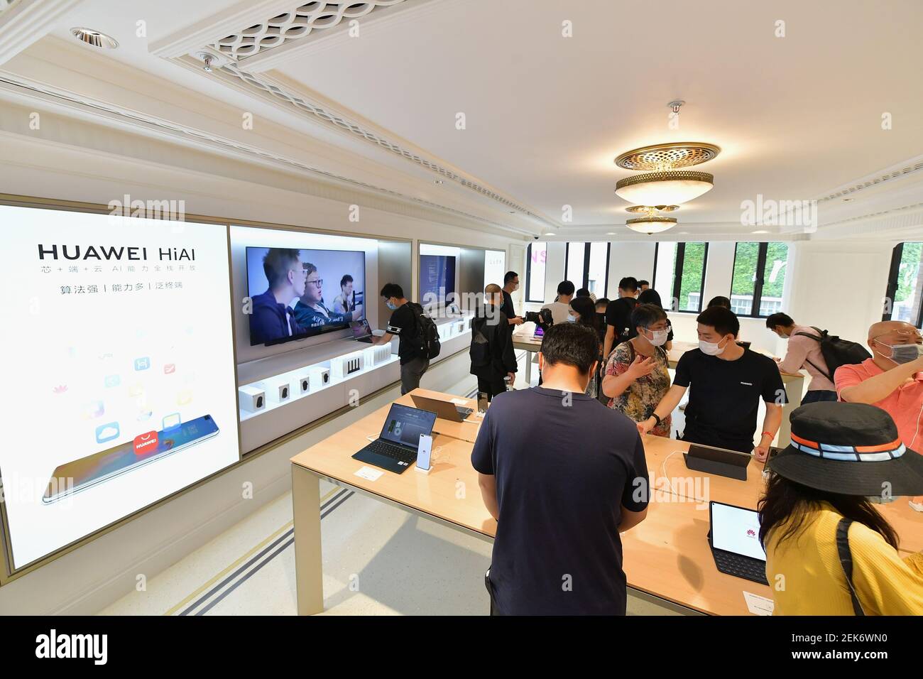 Les citoyens font la queue devant le plus grand magasin phare de Huawei ...