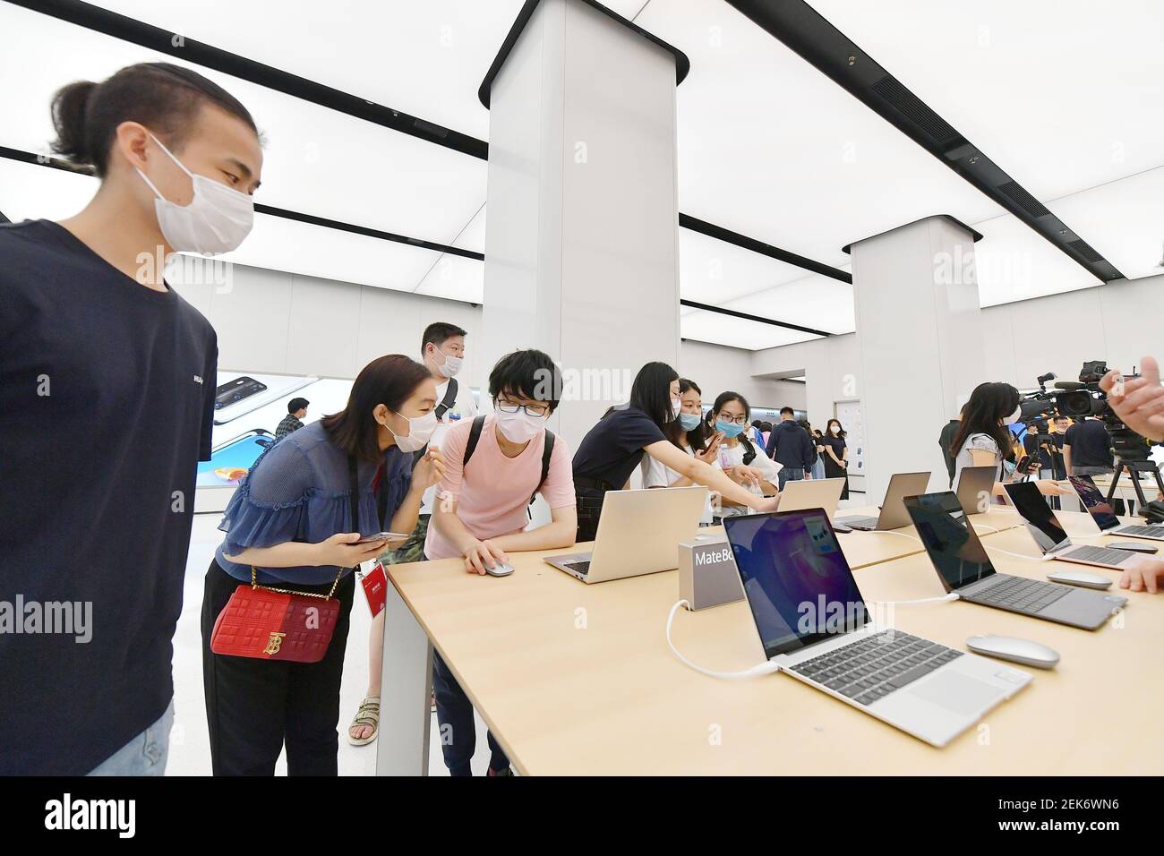 Les citoyens font la queue devant le plus grand magasin phare de Huawei ...