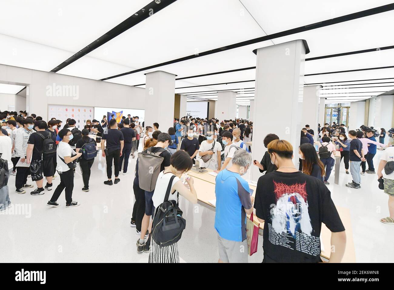 Les citoyens font la queue devant le plus grand magasin phare de Huawei ...