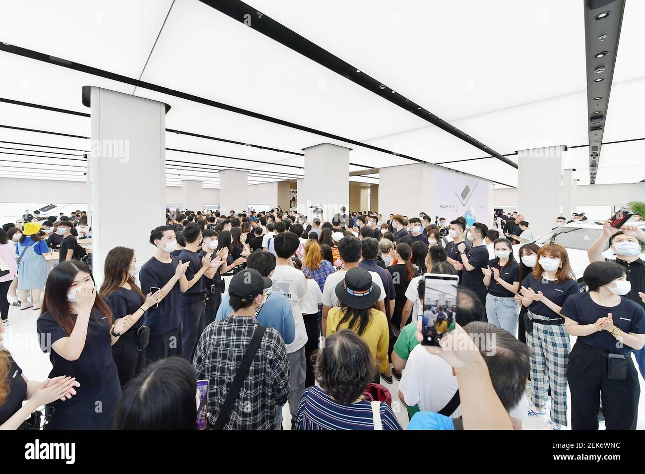 Les citoyens font la queue devant le plus grand magasin phare de Huawei ...