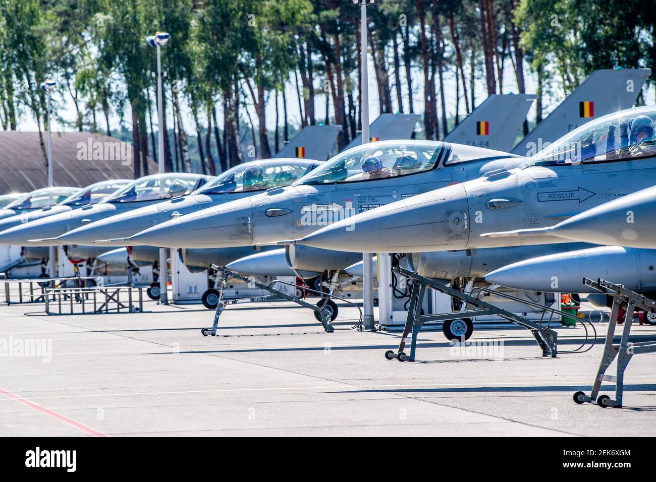 Le roi Philippe de Belgique visite la base aérienne de Kleine-Brogel ...