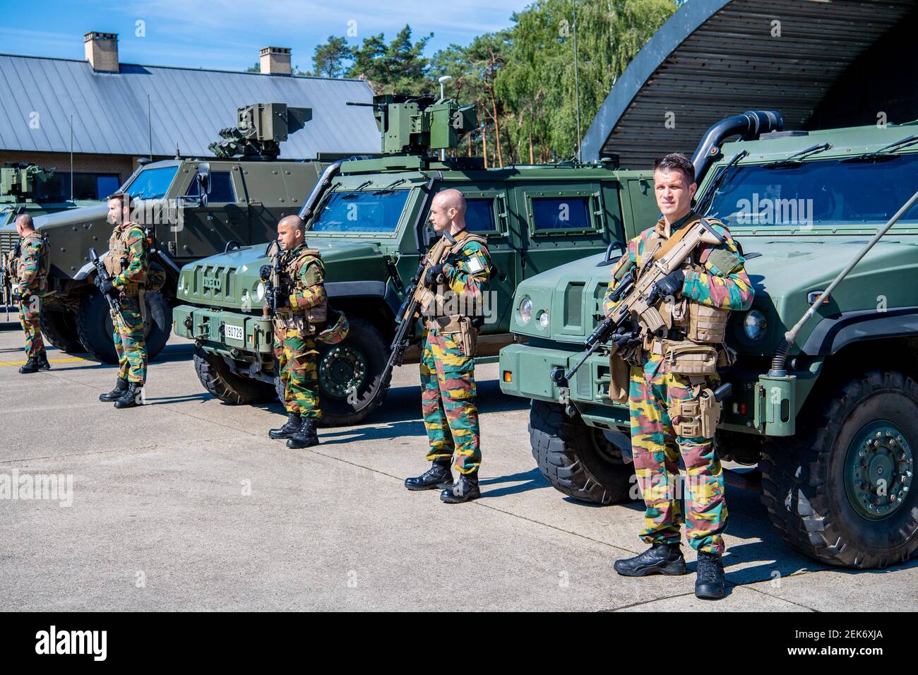Le roi Philippe de Belgique visite la base aérienne de Kleine-Brogel ...