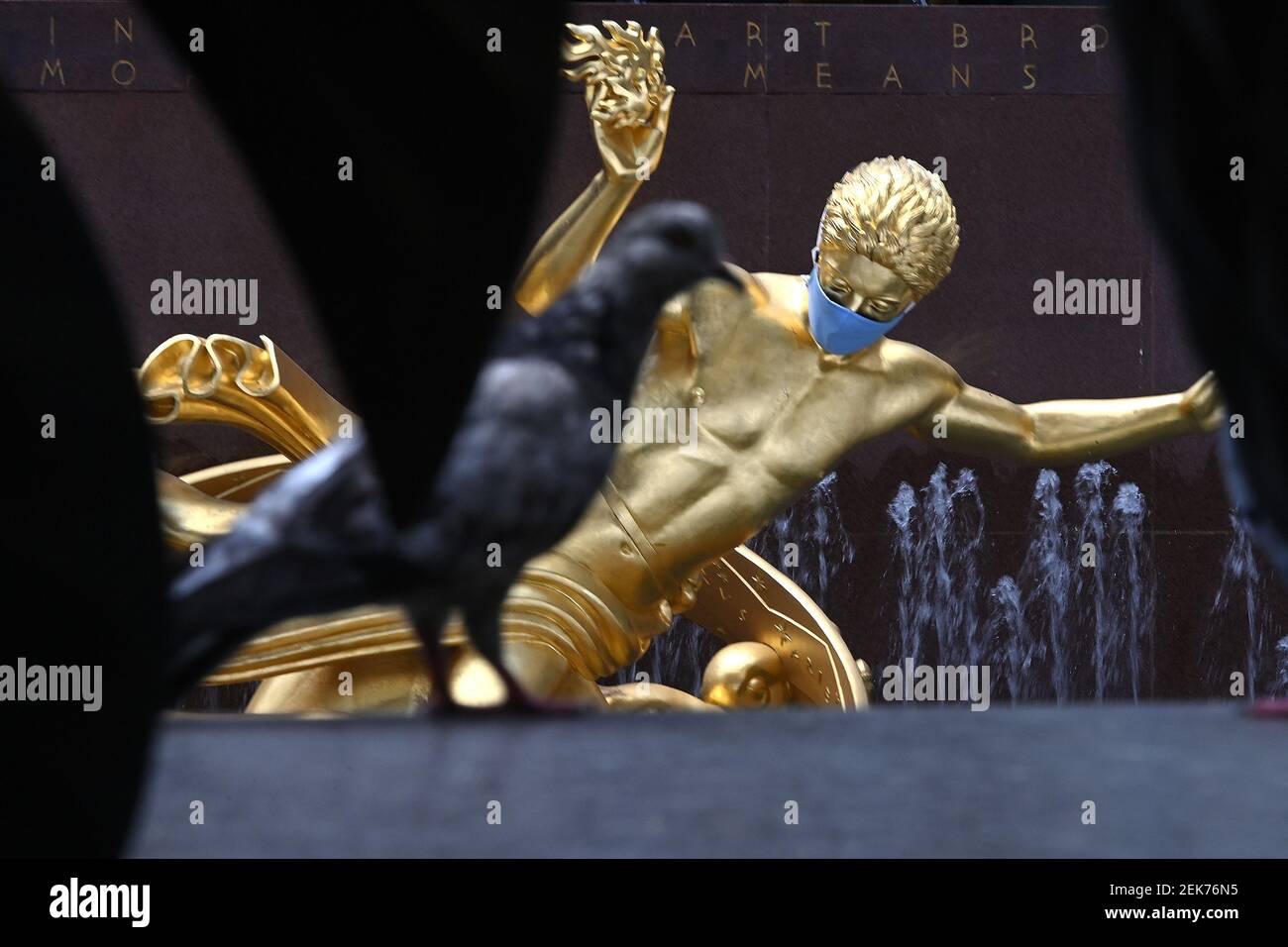 Prométhée, une sculpture en bronze doré de Paul Manship de 1934 située ...