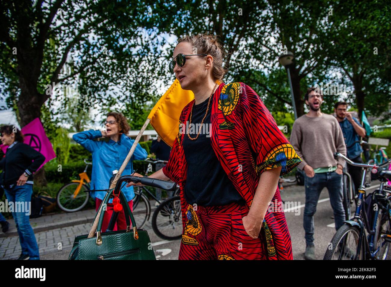 Un activiste du climat regarde tout en écoutant les discours pendant la ...