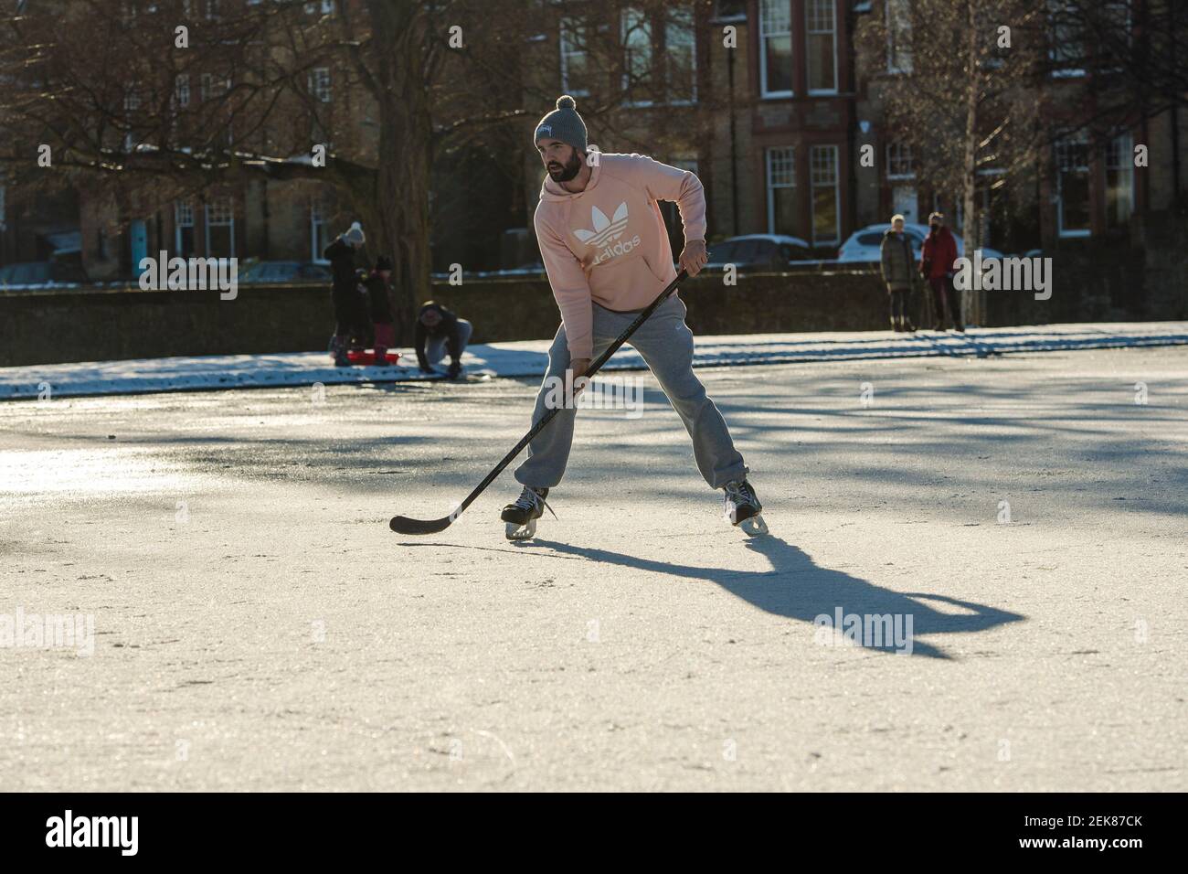 Ryan (en haut rose) et Sean (en haut noir) jouent le cachoque de glace ...