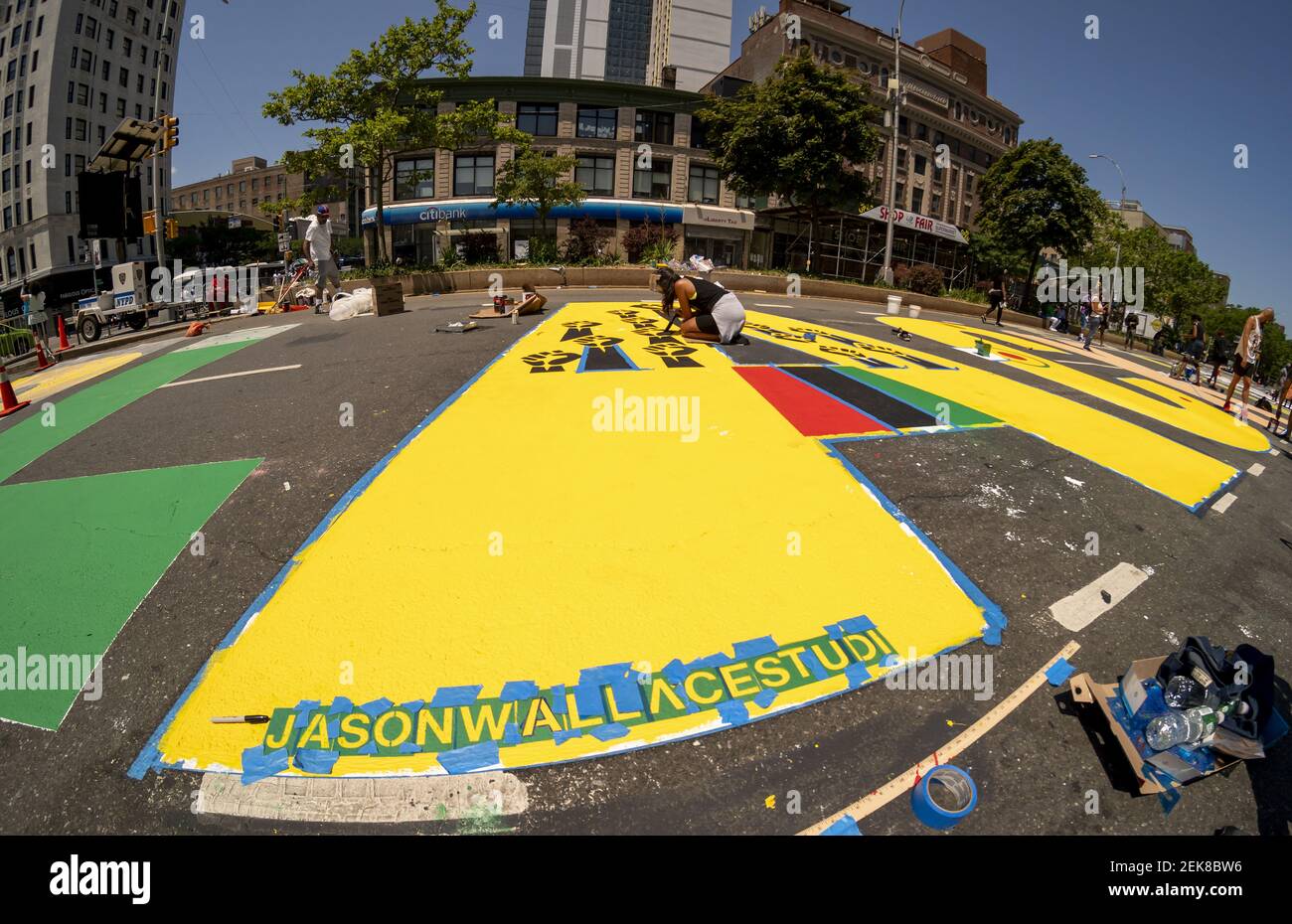 Des artistes locaux peignent une importante fresque de la scène ...