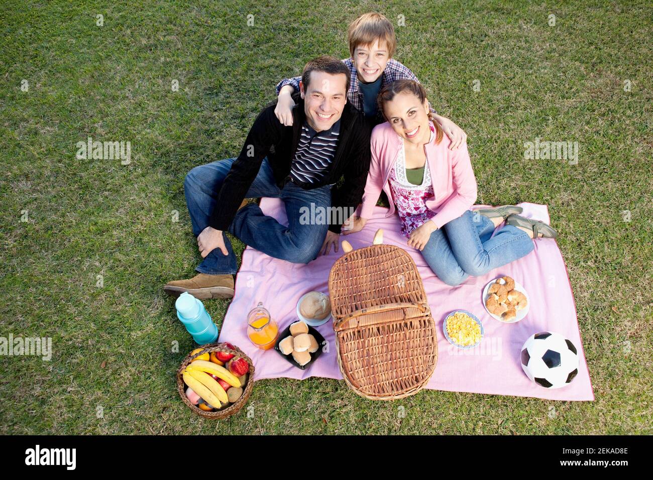 Portrait d'un couple qui pique-nique avec son fils Photo Stock - Alamy