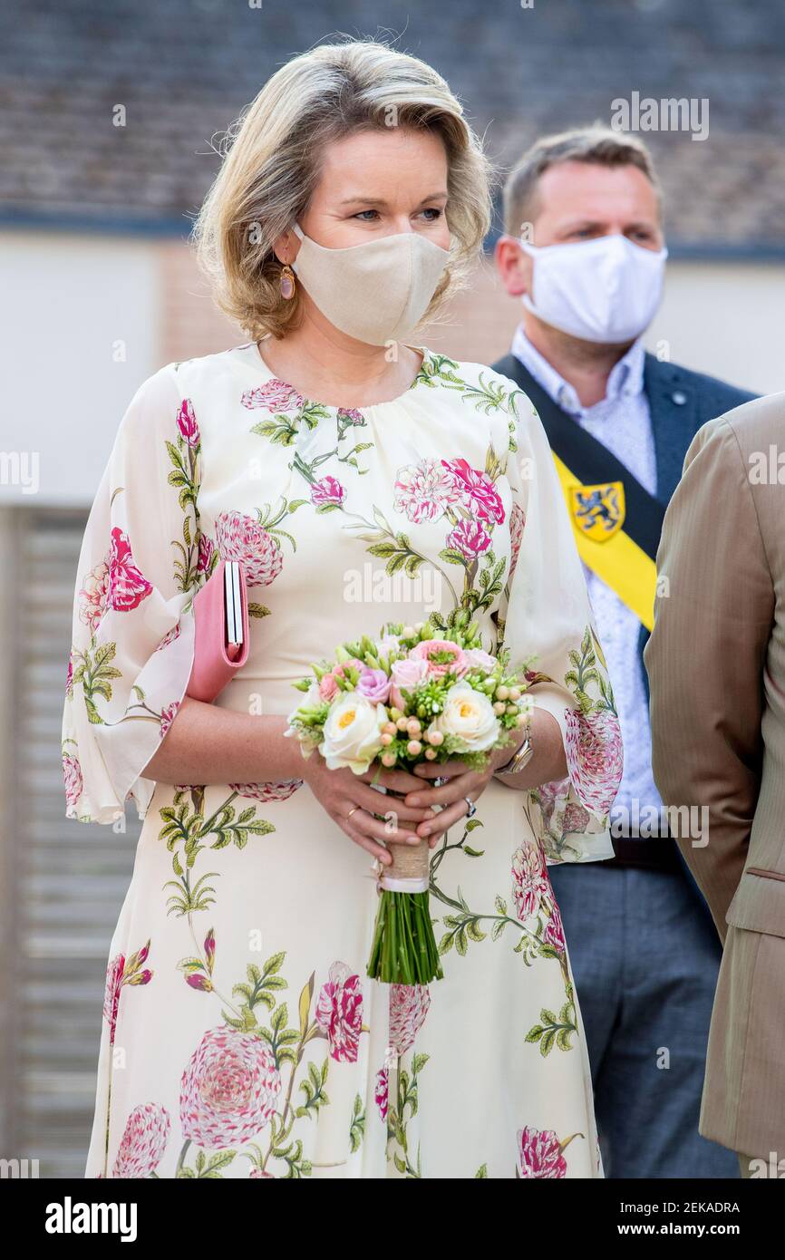 La reine Mathilde de Belgique visite des personnes âgées au centre de ...