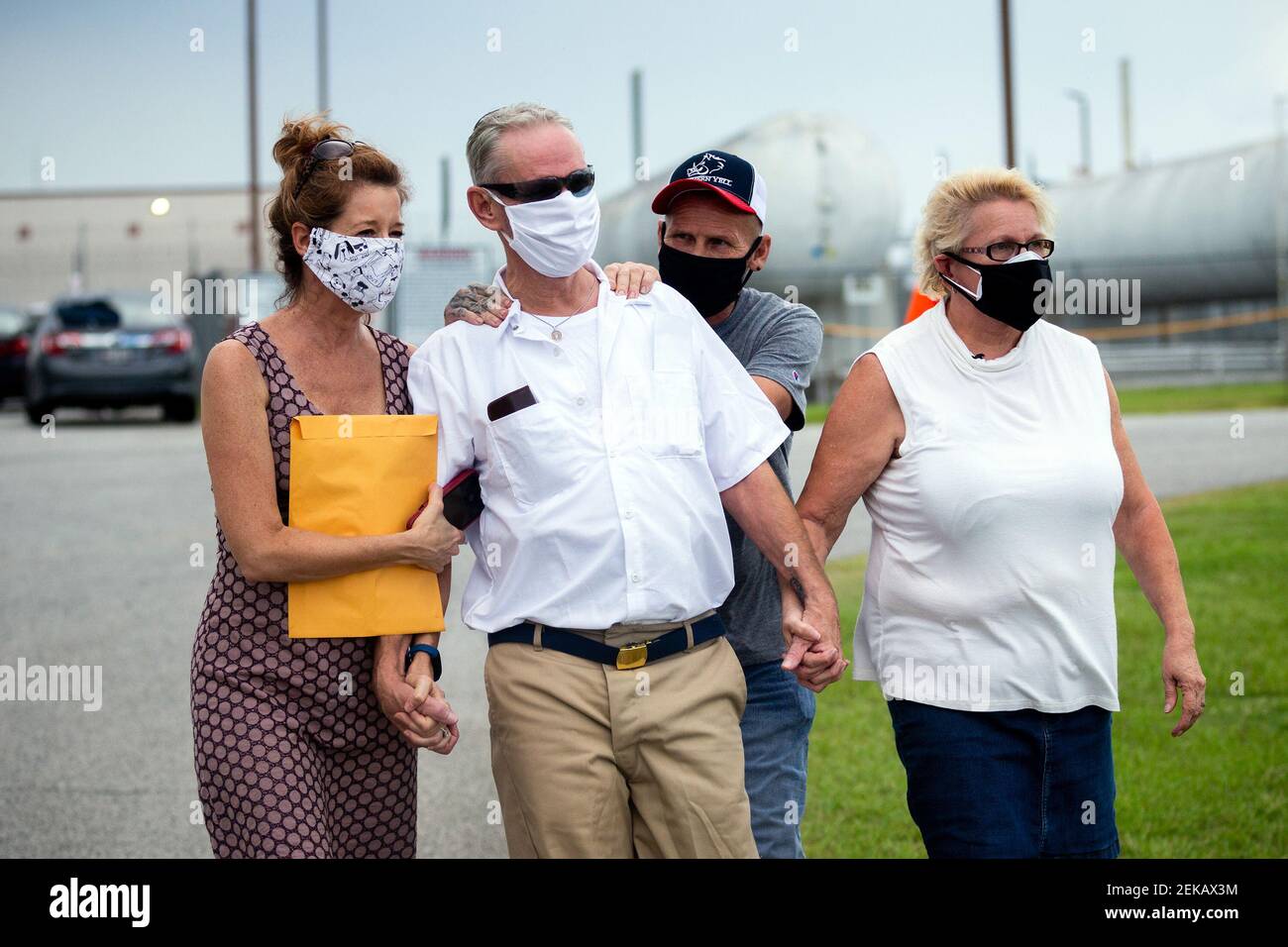 Dennis Perry, au milieu, célèbre avec Suzanna Baugh, à gauche, et son ...