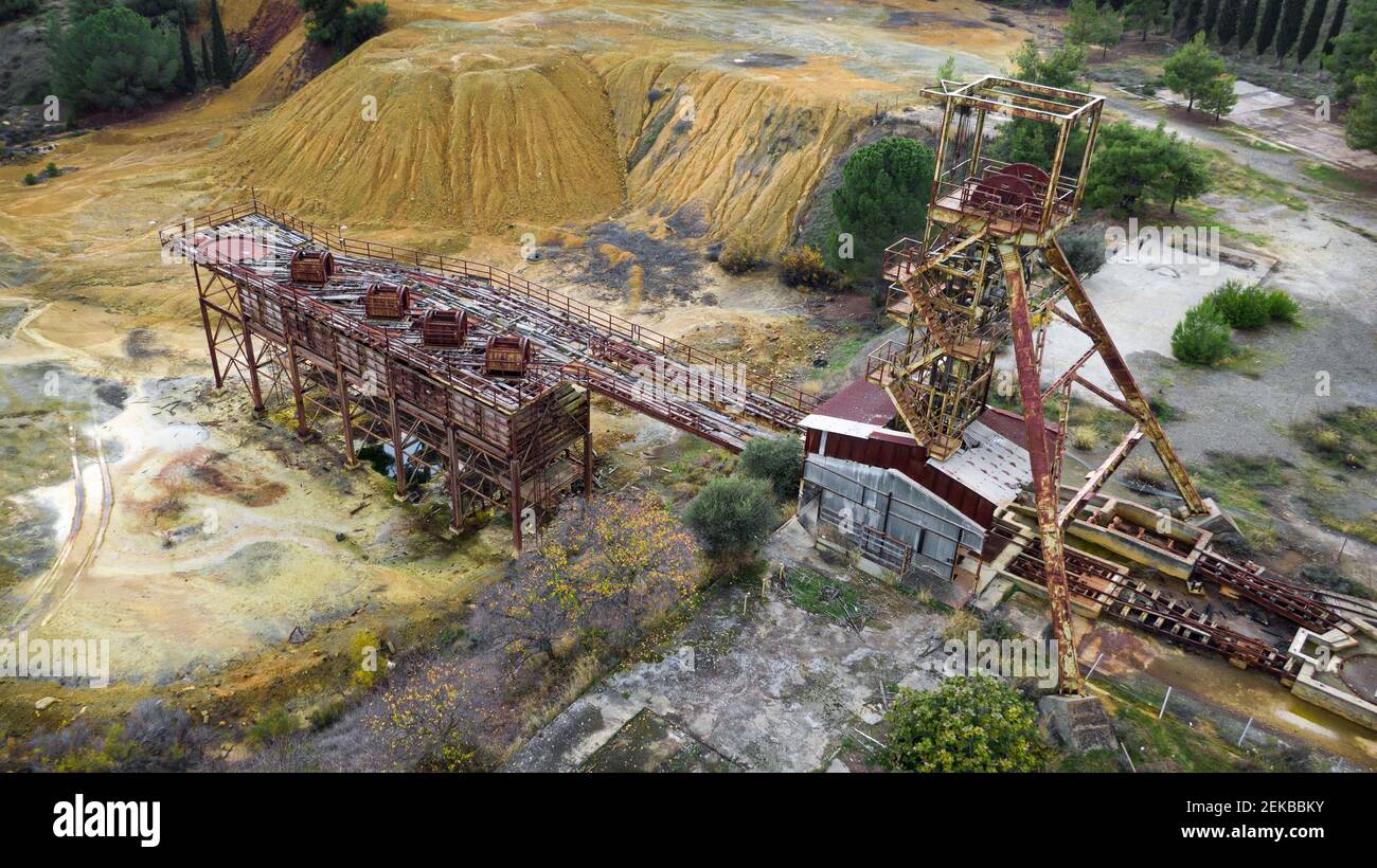 Ancienne structure de la mine Banque de photographies et d’images à ... Ancienne structure de la mine Banque de photographies et d’images à ...