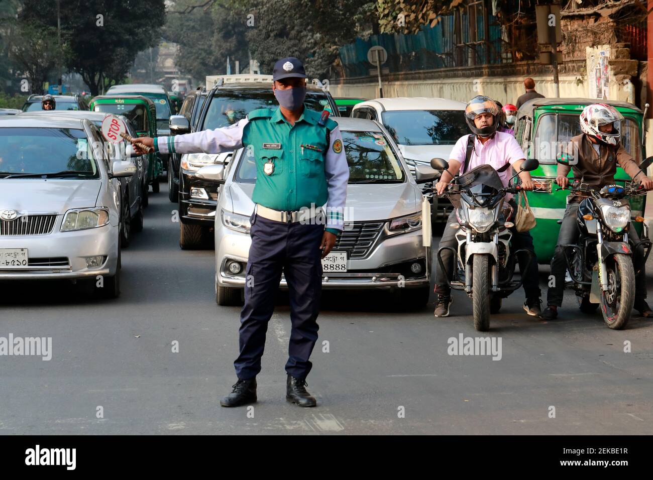 Dhaka, Bangladesh - 23 février 2021 : la police de la circulation ...
