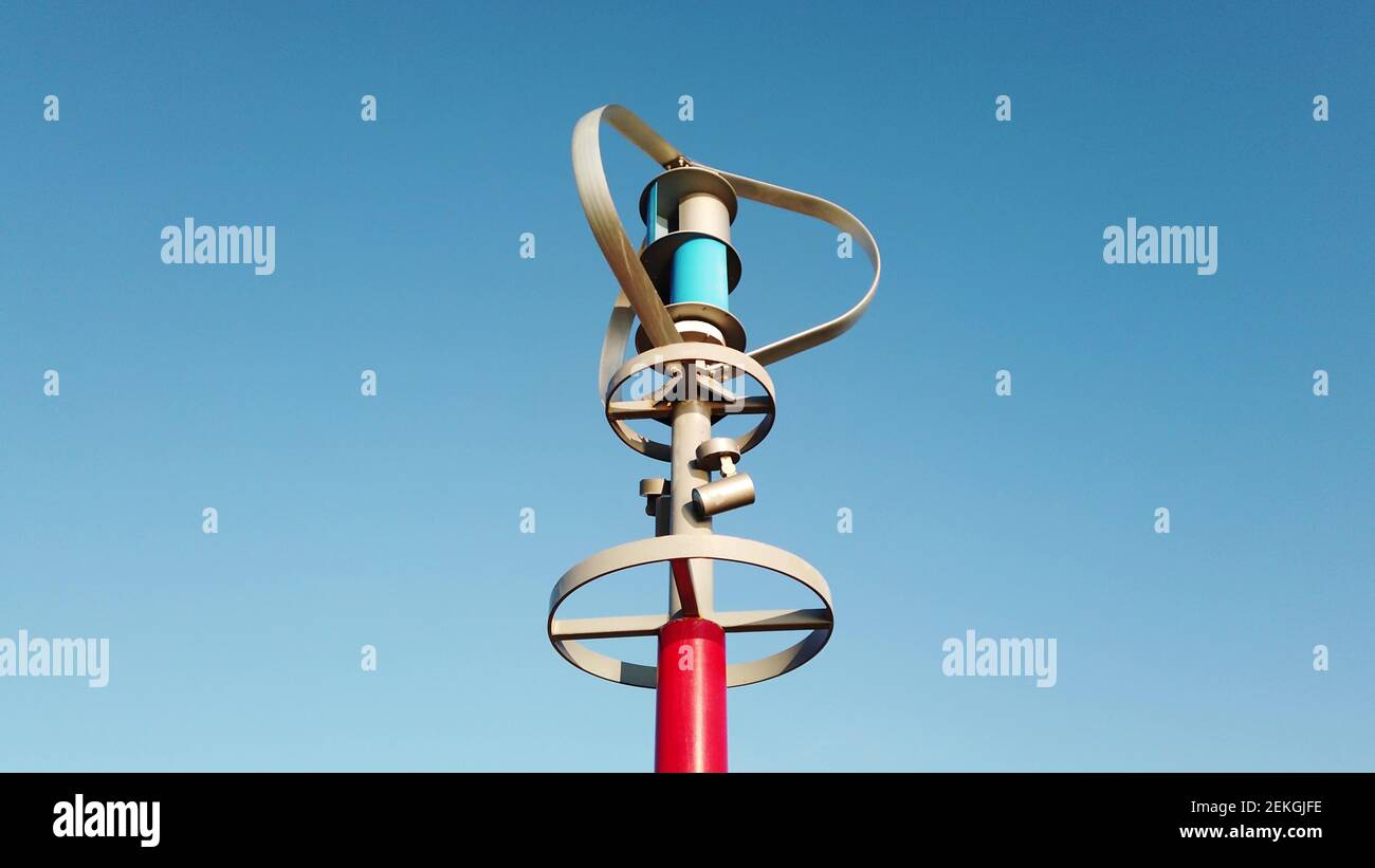 L'éolienne à axe vertical génère de l'énergie électrique tout en ...