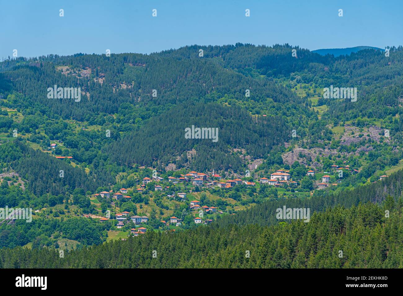 Paysage de la montagne des Rhodopes de l'est en Bulgarie près de la ...