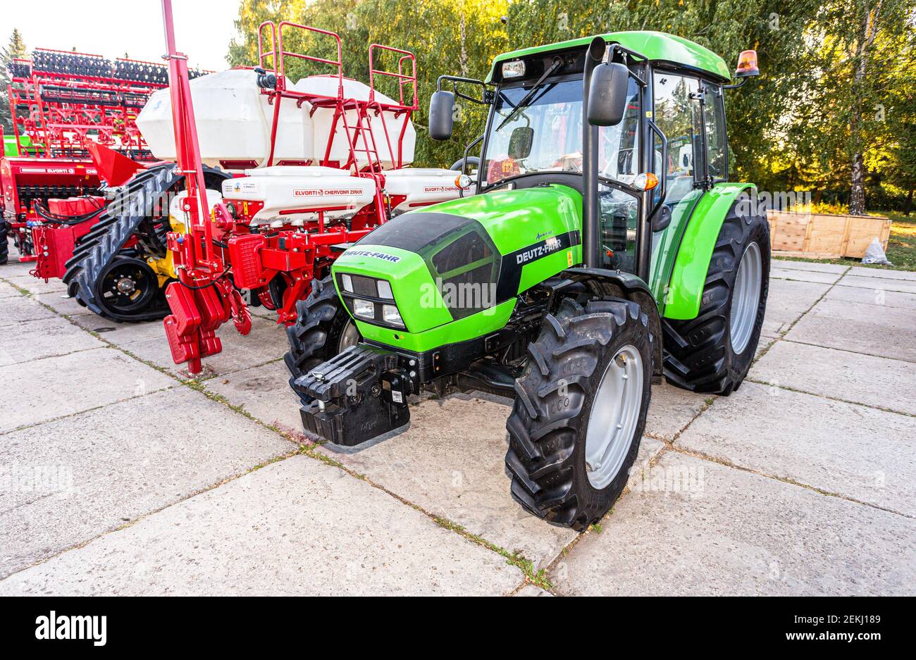 Samara, Russie - 23 septembre 2017 : tracteur agricole moderne à roues ...