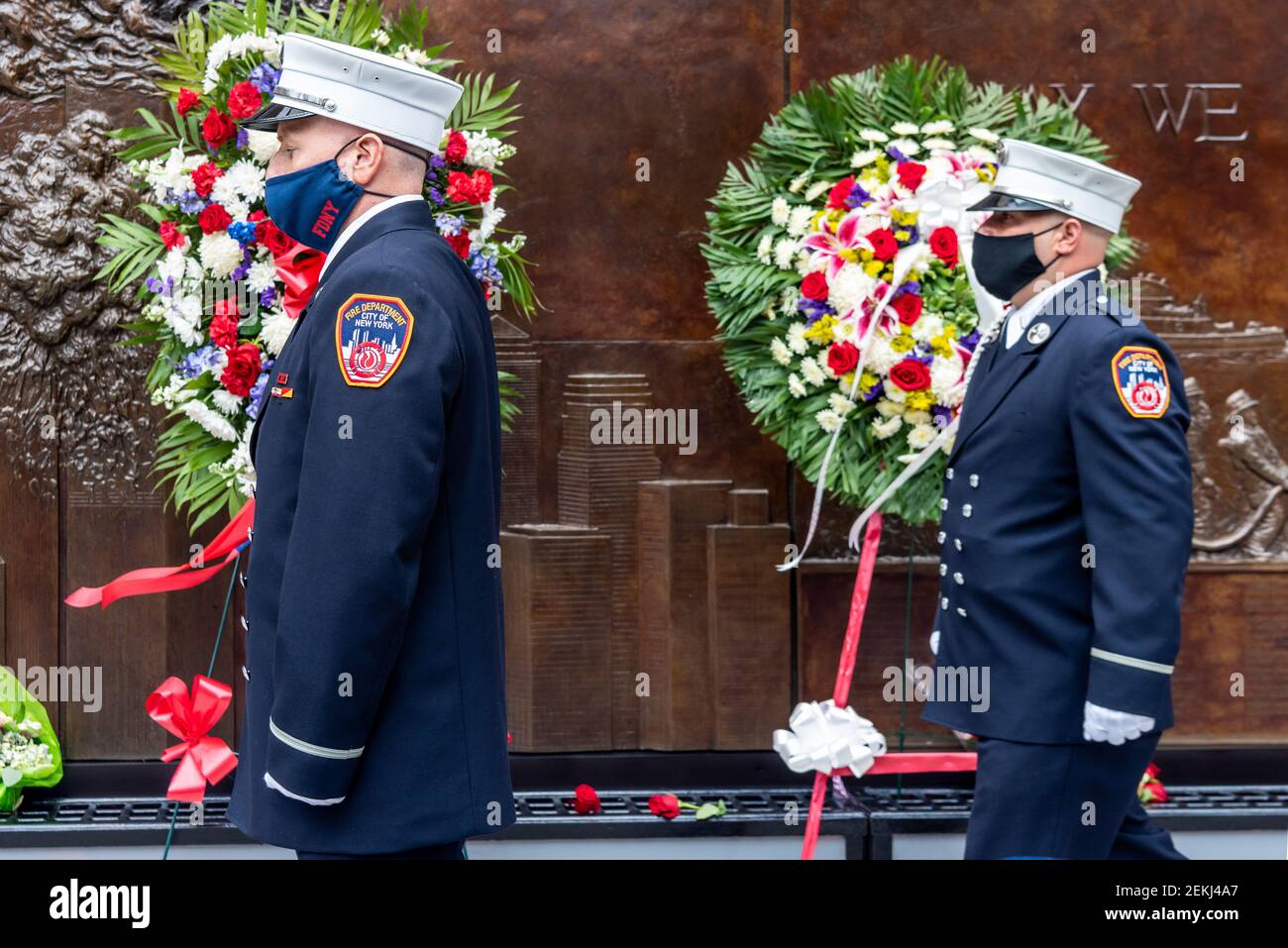 Deux pompiers de la FDNY se tiennent à l'extérieur de Ladder Co. 10 ...