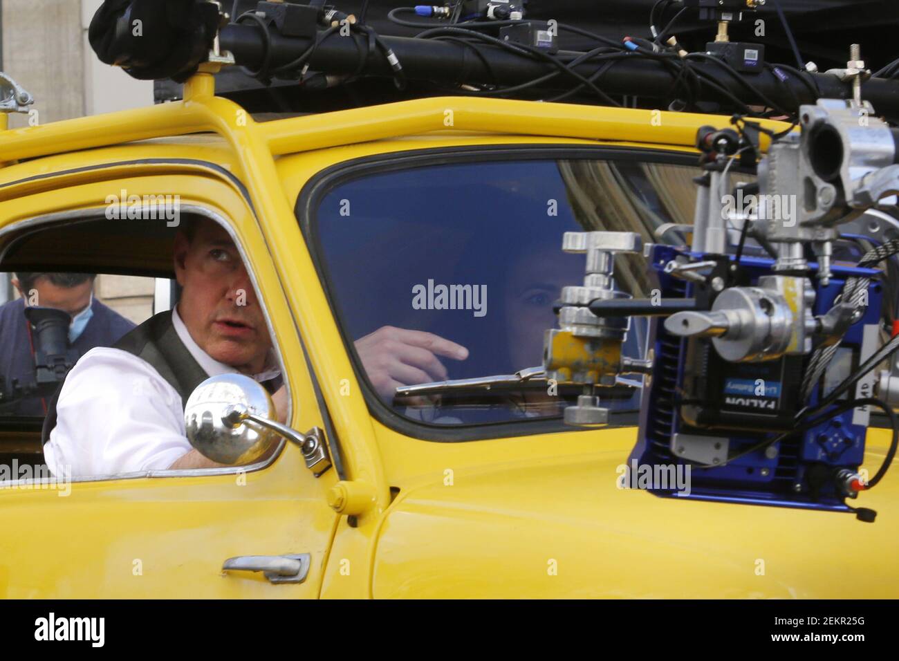 L'acteur Tom Cruise et l'actrice Hayley Atwell dans une Fiat jaune 500 ...