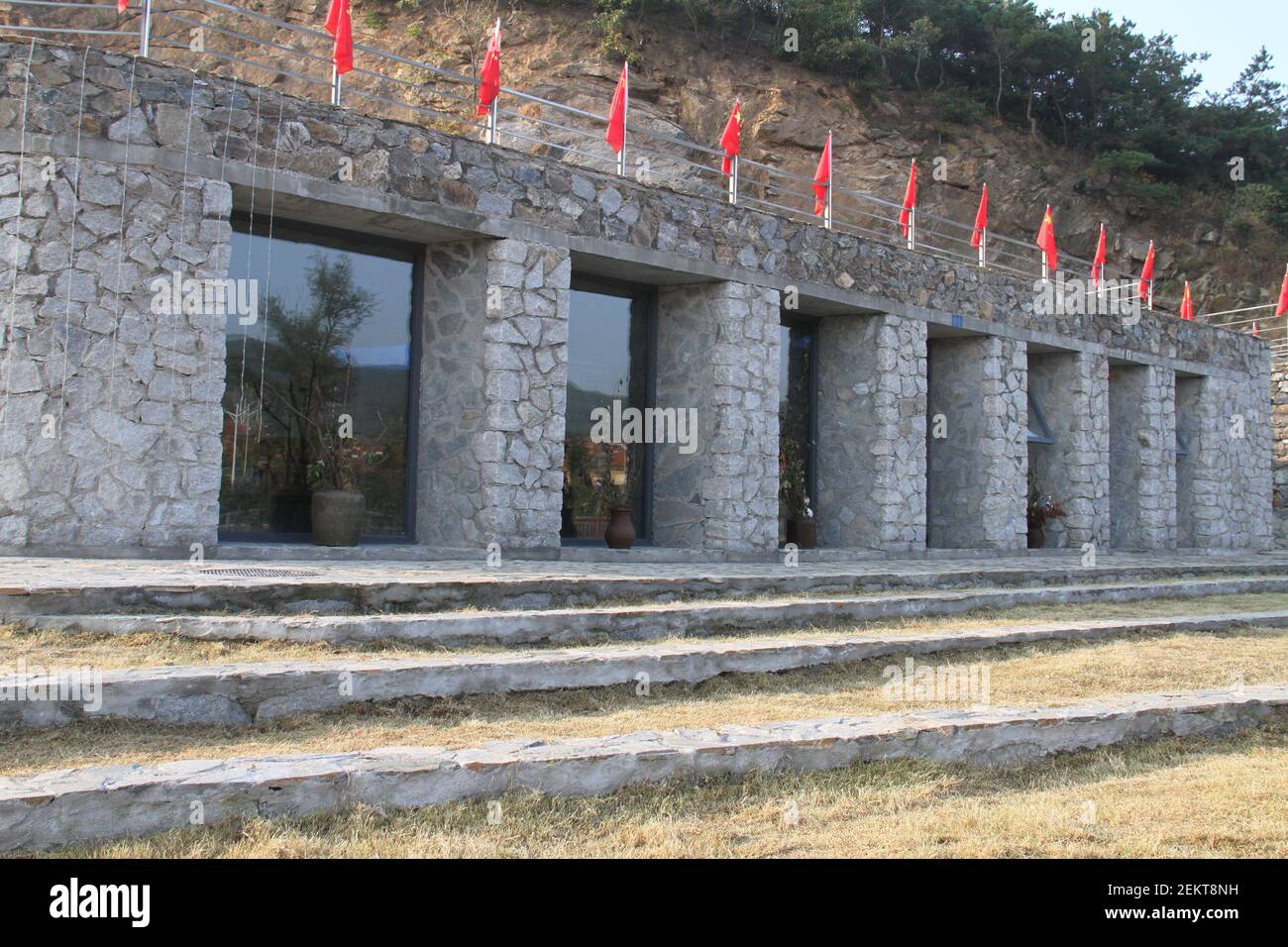 La fa ade et les environs de l'Amphithéâtre Stone Nest à Weihai, dans la¯province de Shandong, à ...