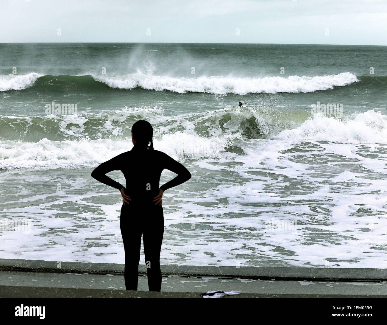 La surfeuse Emily Ashe, 22 ans, de Miami, regarde un golfe du Mexique ...