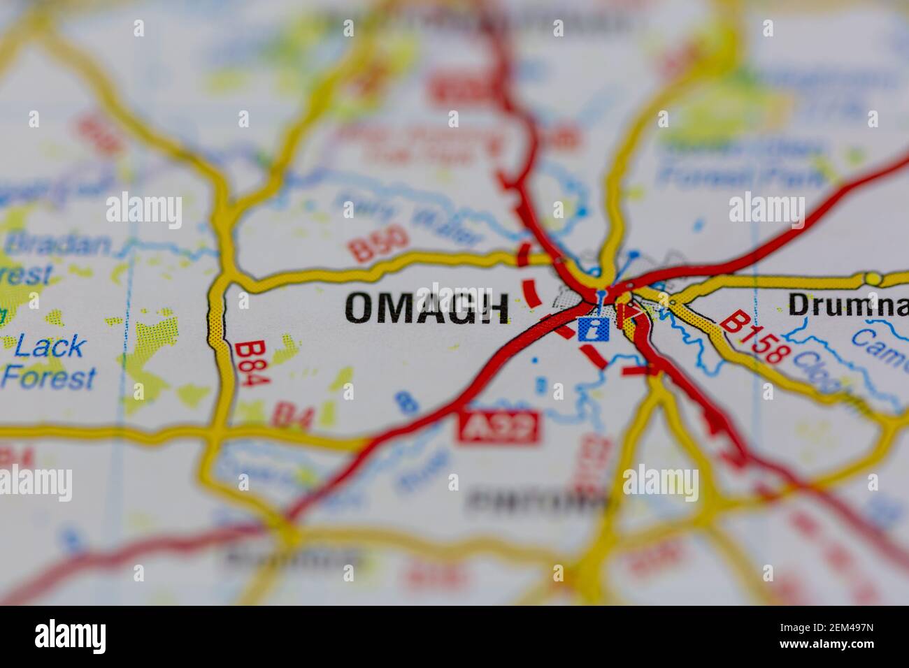 Omagh affiché sur une carte routière ou une carte géographique Photo ...