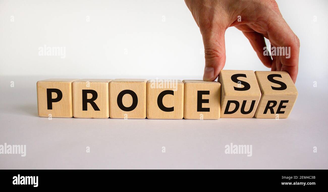 Symbole de processus ou de procédure. Homme d'affaires tourne des cubes ...