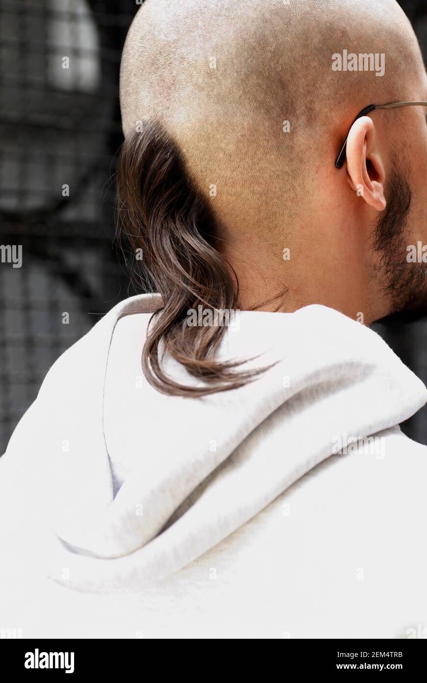 Homme aux cheveux queue de cheval Banque de photographies et d’images à ...