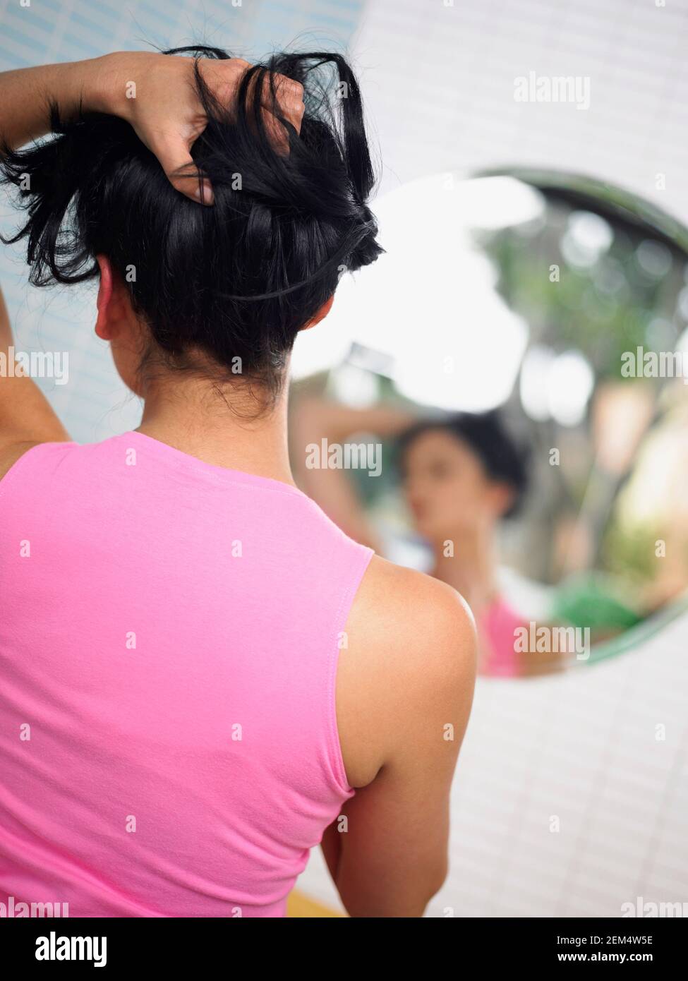 Femme debout devant un miroir Banque de photographies et d’images à haute résolution - Alamy
