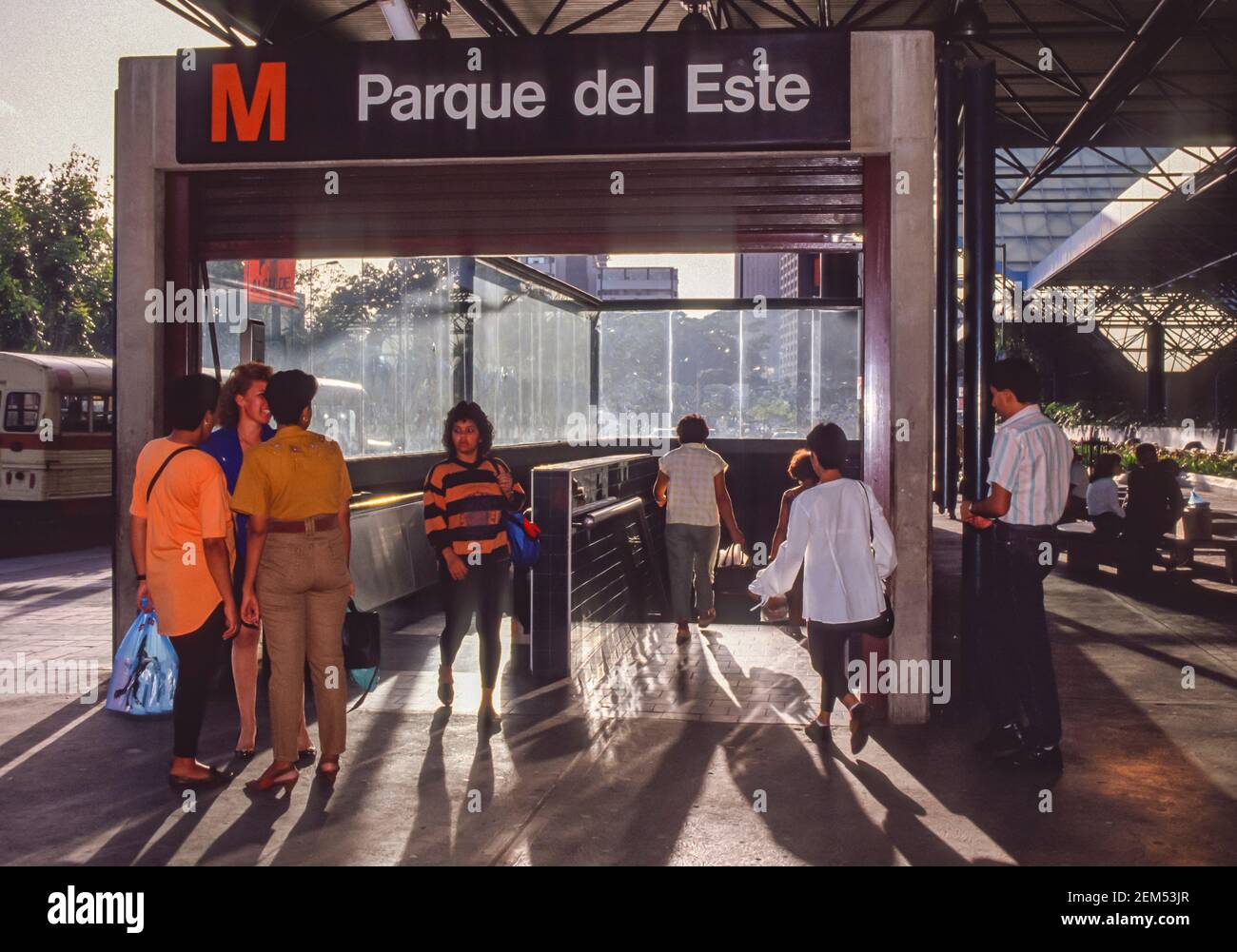 CARACAS, VENEZUELA, 1992 - personnes à l'entrée de la station de métro ...