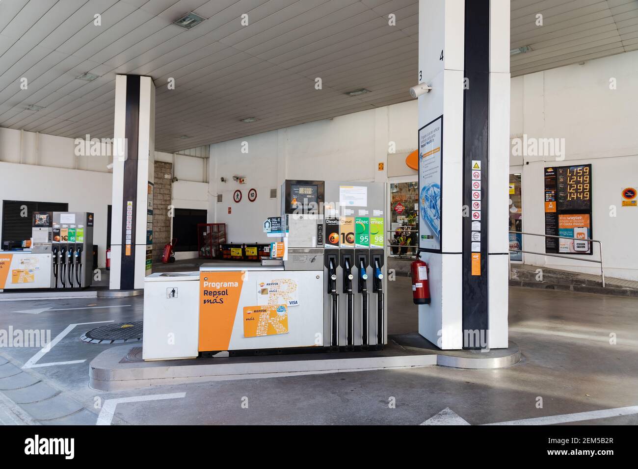 Station service repsol Banque de photographies et d’images à haute ...