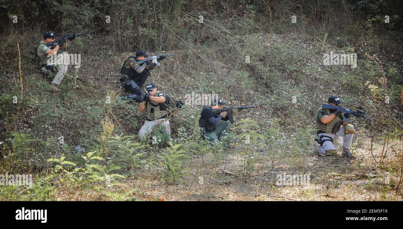 Les soldats de l'armée titraient avec une mitrailleuse dans la forêt ...