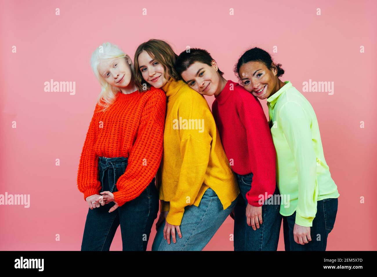 Groupe De Femmes Multiethniques Avec Différents Types De Peau Posant