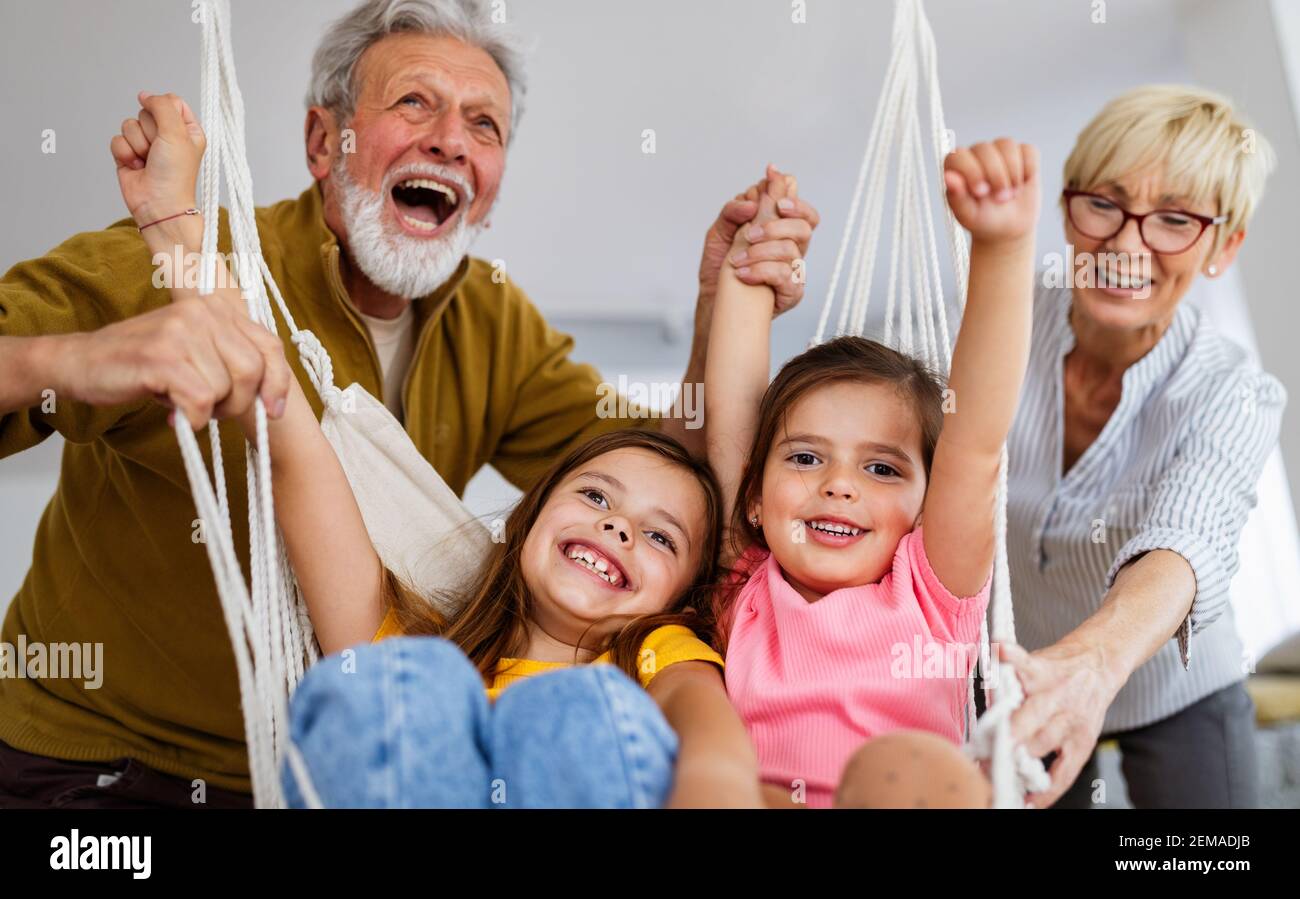 Grands parents à la maison avec leurs petits enfants Banque de ...