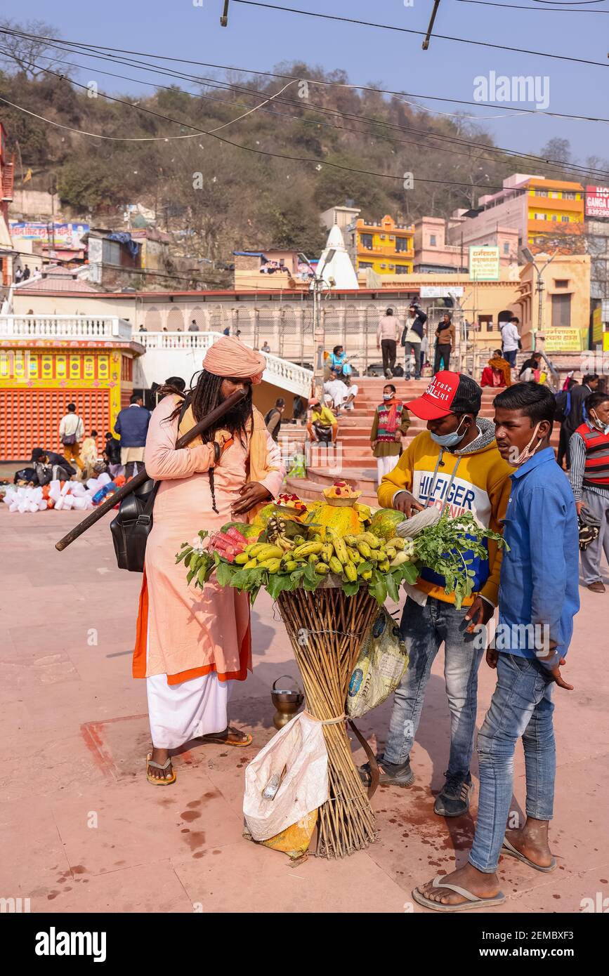 Indian Sadhu en robe de safran traditionnelle participant au festival ...