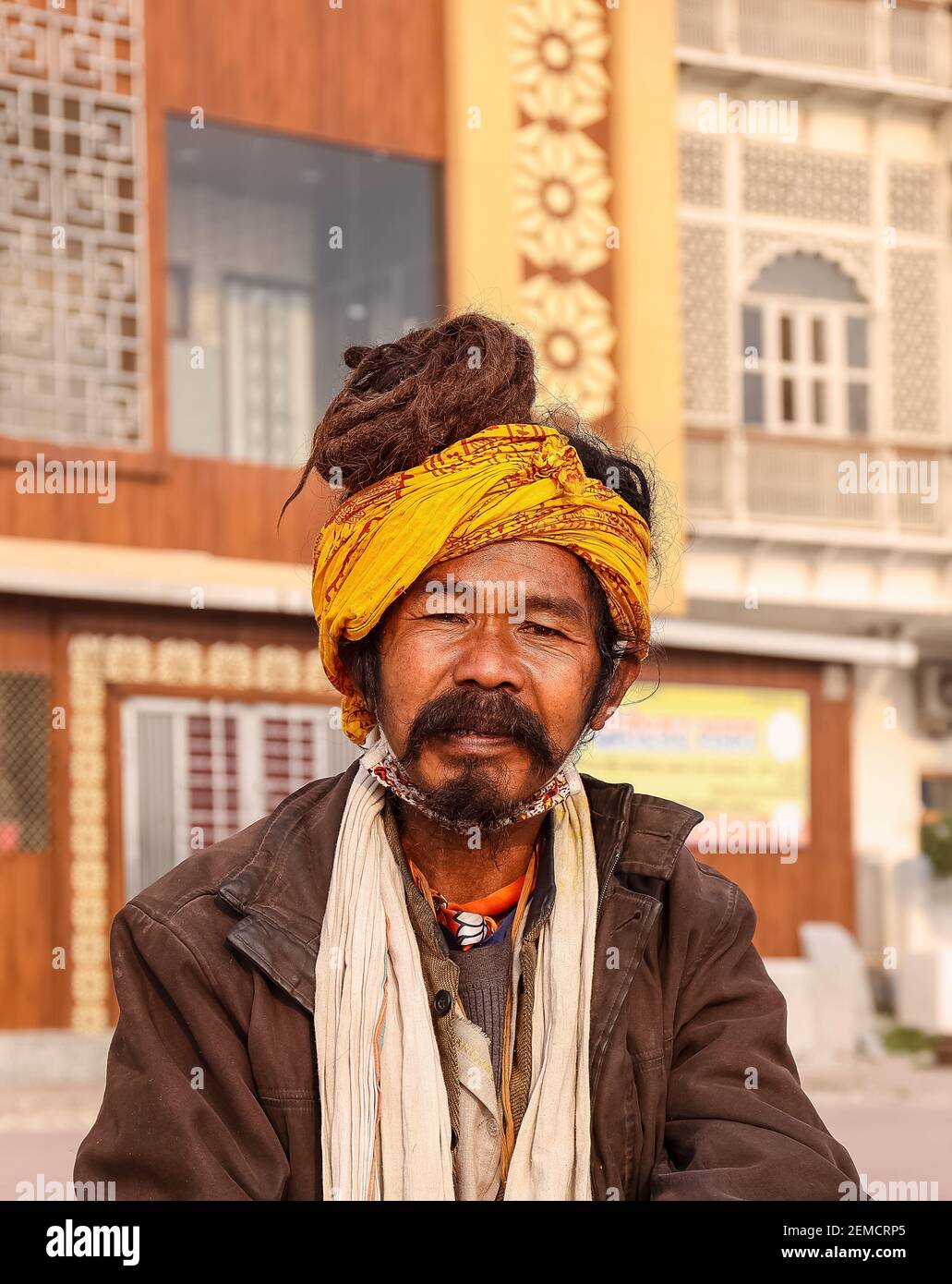 Indian Sadhu en robe de safran traditionnelle participant au festival ...