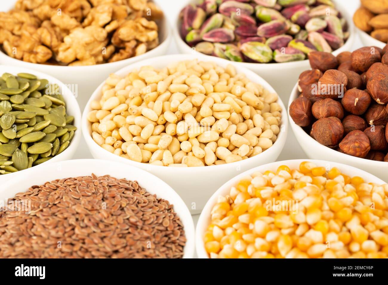 Les différents types de noix et de graines dans les bols en céramique ...