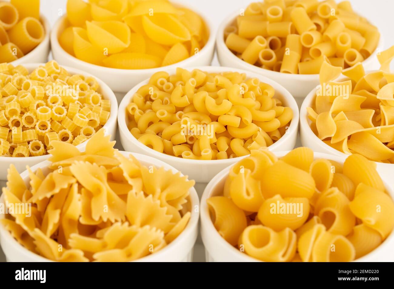 Différents types de pâtes italiennes dans le bols de céramique blanche ...