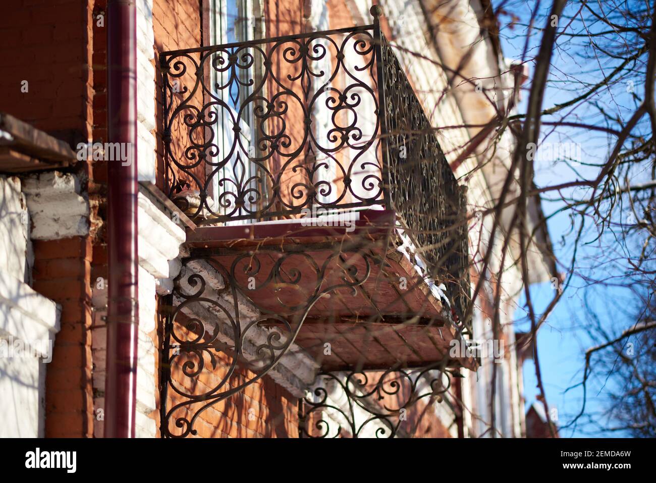 Ancien balcon en fer forgé d'une maison en briques Photo Stock - Alamy
