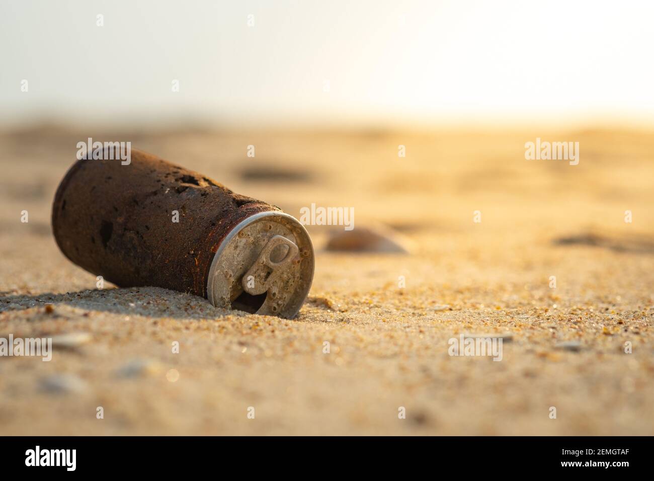 Les vieux rouillés peuvent tomber sur la plage de sable, les problèmes ...